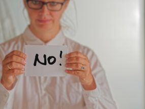 「Cut it out!」の使い方と発音。「やめてよ！」の3段活用