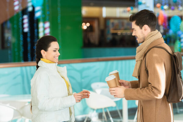 「渡す」を英語で？プレゼントからビジネスで書類や資料を渡す例文も解説