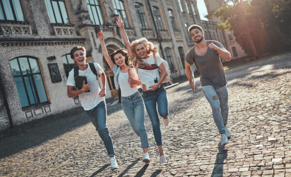 everybodyの意味とは？なぜ単数？everyone・anyoneの違いも例文解説