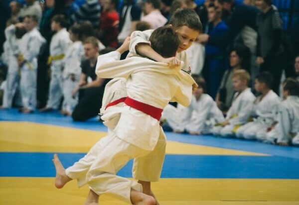 英語「～させる」の使役動詞(make,get,have,let,force)使い分けと違い